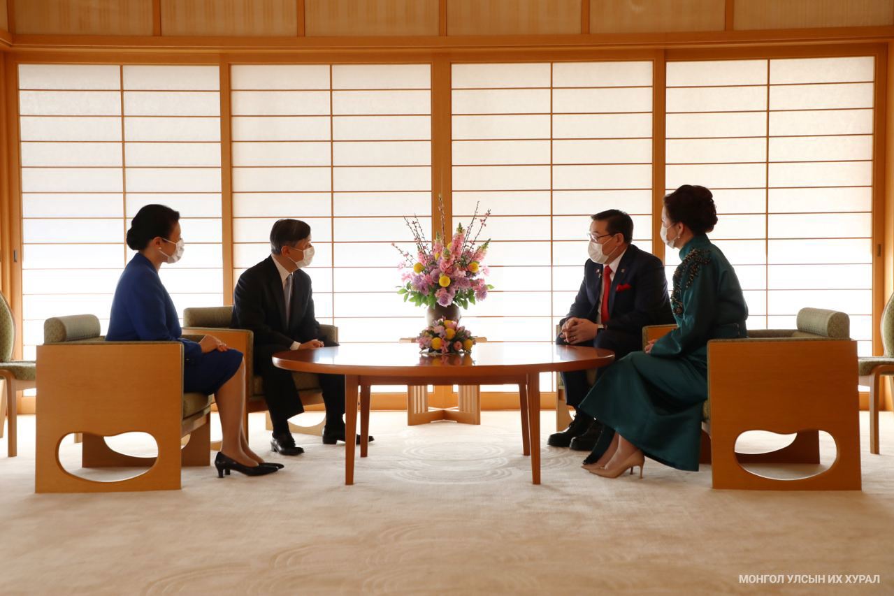 Duuren Life УИХ ын дарга Г Занданшатар Японы эзэн хаан Нарүхитод бараалхаж Монголд ирэхийг урив