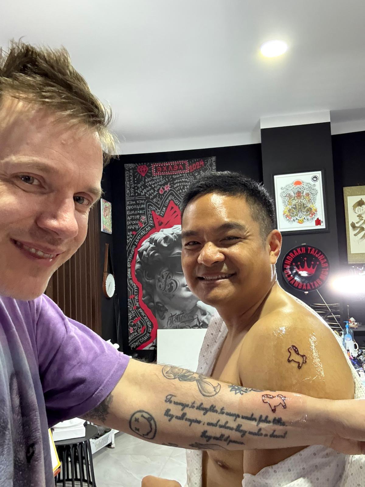 Duuren.Life - Монголд суугаа АНУ-ын Элчин сайд биедээ морь шивүүлснээ харуулав