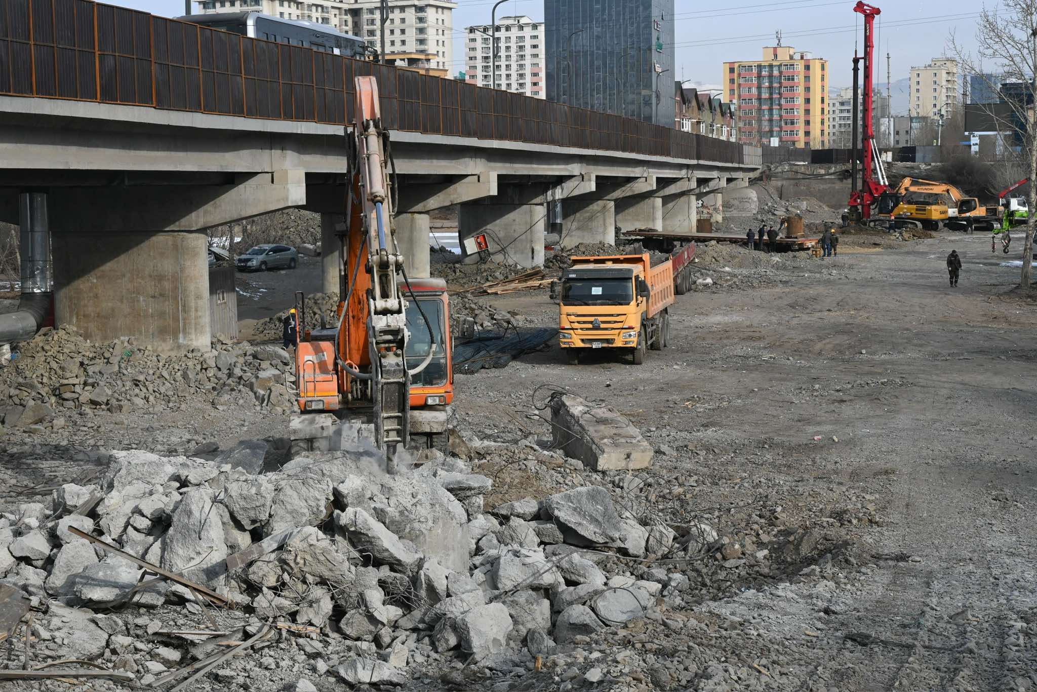 Duuren.Life - Зайсангийн хуучин гүүрийг буулгаж, шинэ гүүрний шонгийн суурийг өрөмдөж эхэлжээ